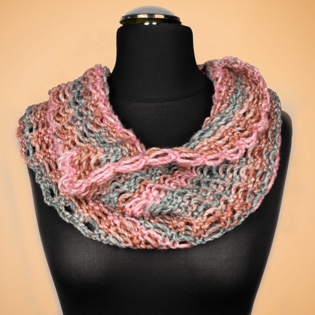 Handgemachter Loop (rosa/rost/hellblau) - strickeule.de